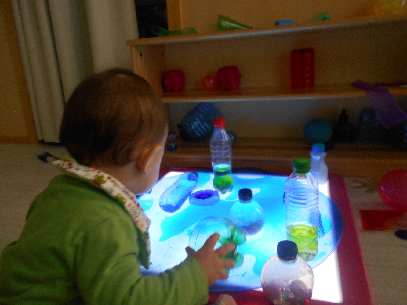 DESCOBRINT I GAUDINT AMB LA LLUM | Escoles bressol