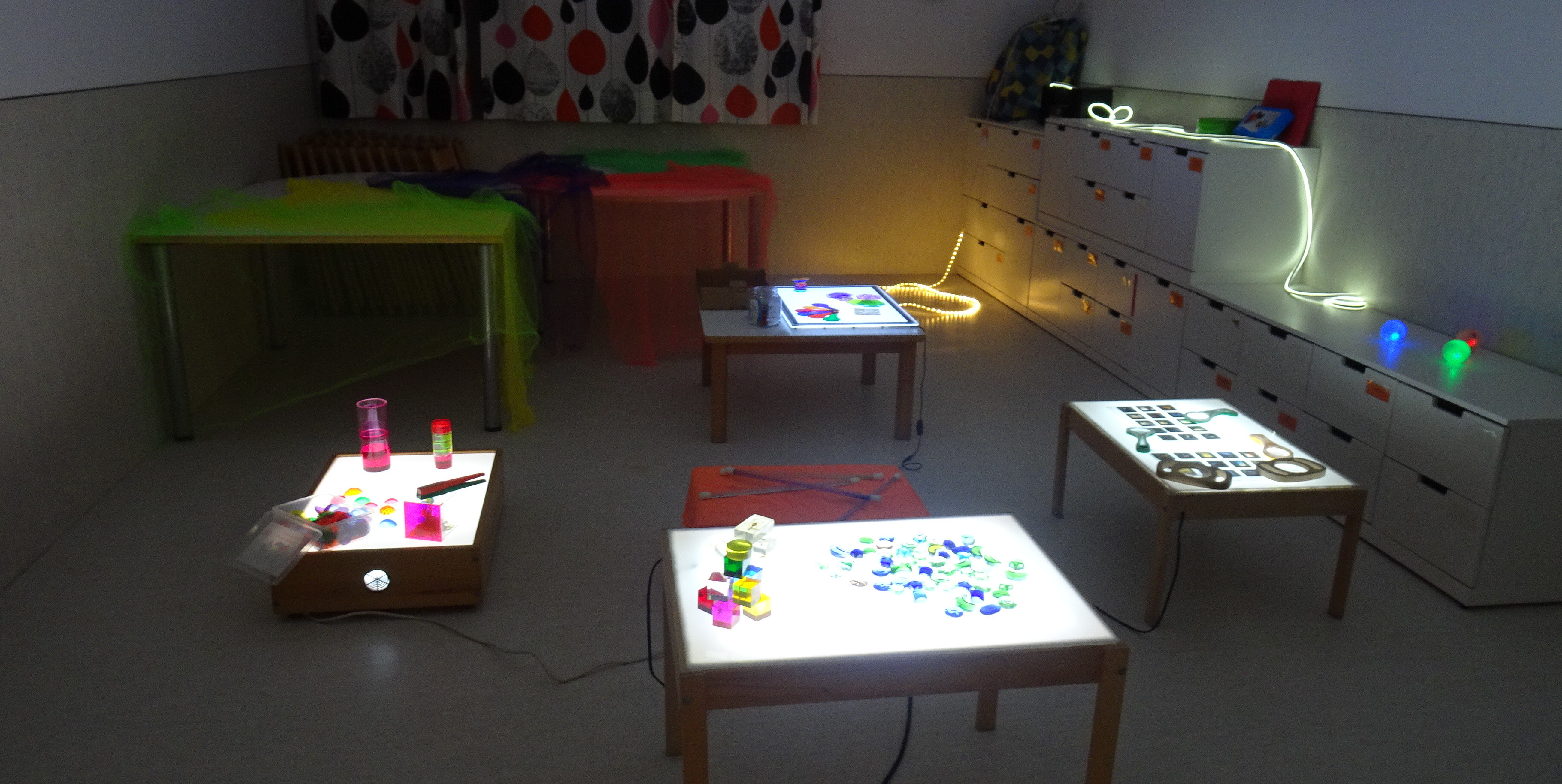 EXPERIMENTACIÓ AMB LLUM, FOSCOR I COLOR | Escoles bressol